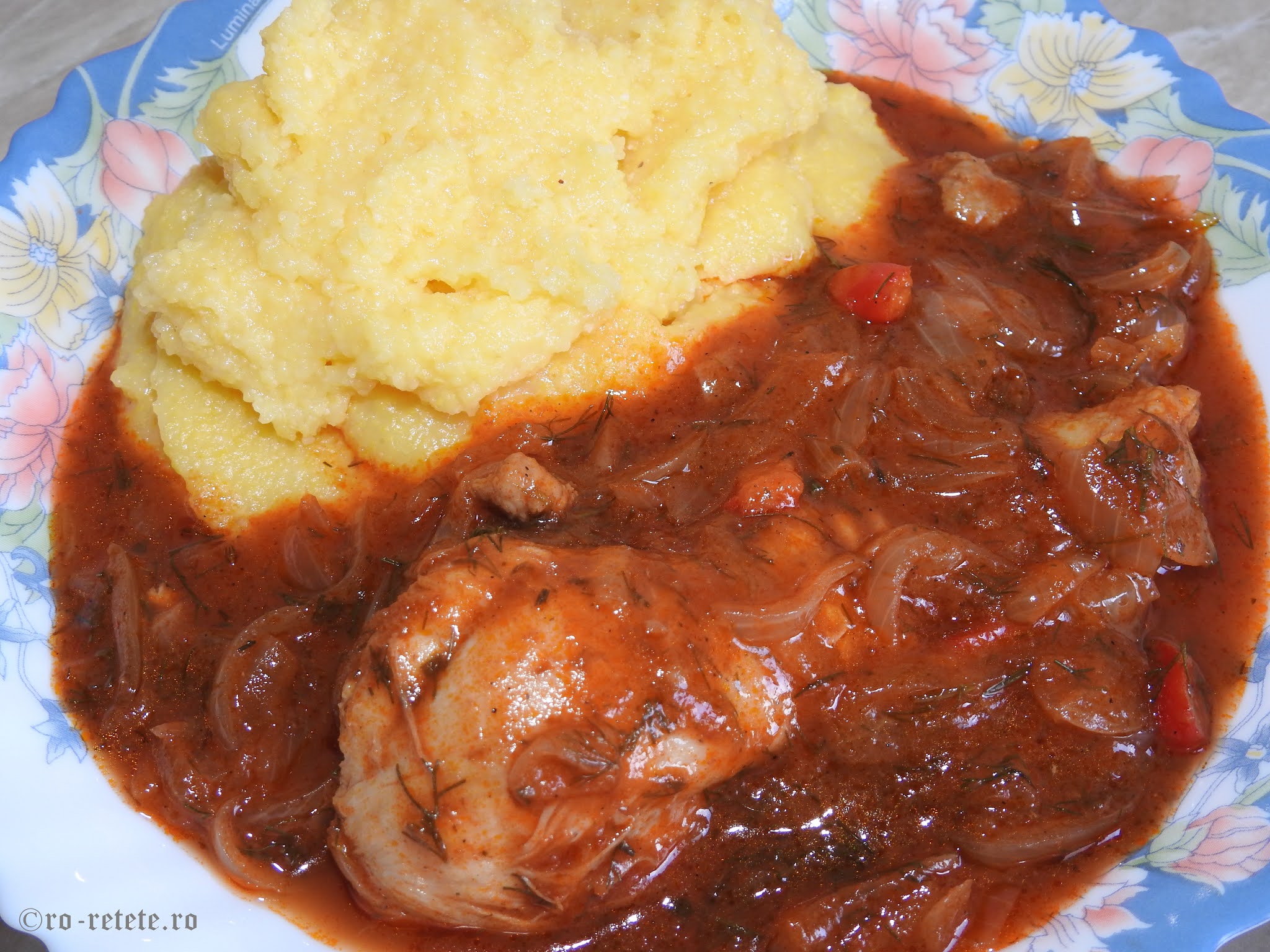 Tocanita de pui cu ceapa si ardei reteta | RO-Retete.ro