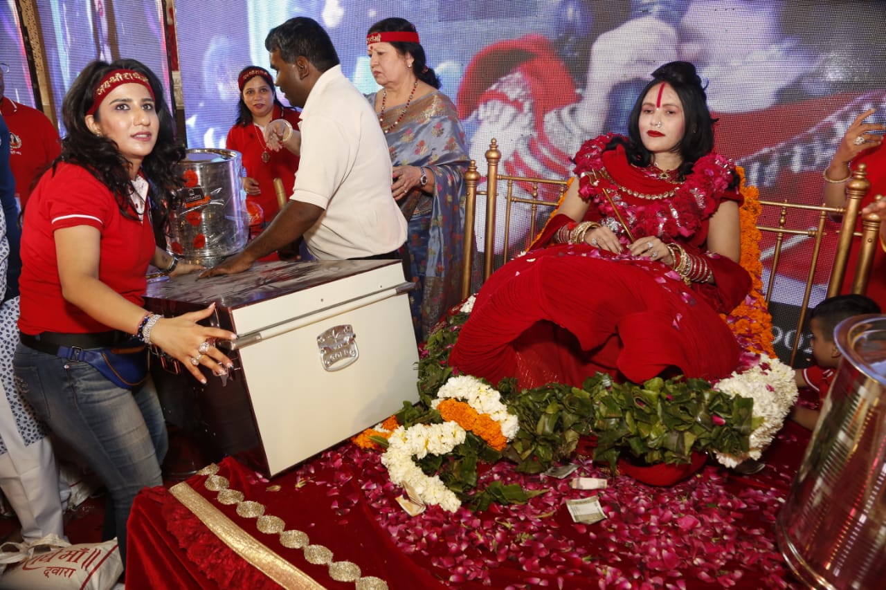 Shri Radhe Maa : Devotees lined up to receive Radhe Maa's Blessings