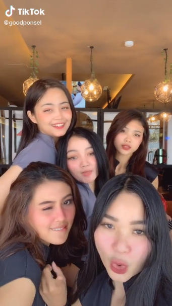 5 Aksi SPG Good Ponsel Cantik, Goyang TikTok Bikin Hati Bergetar Kencang