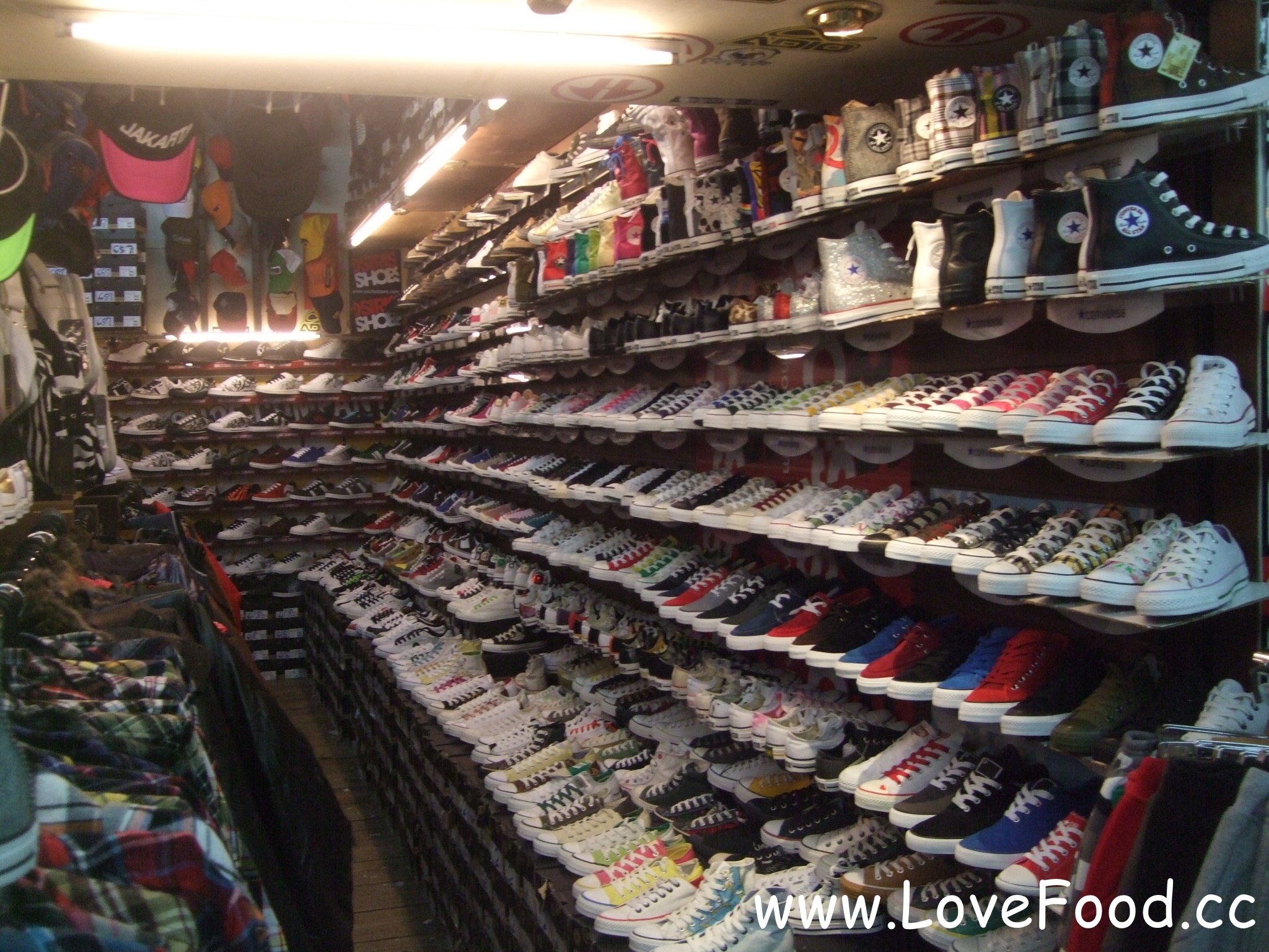 【台北萬華】萬年商業大樓 @ 西門町 - 扭蛋機 電玩模型 衣服皮件 樓上有湯姆熊 B1還有美食街 - Wan Nian Building