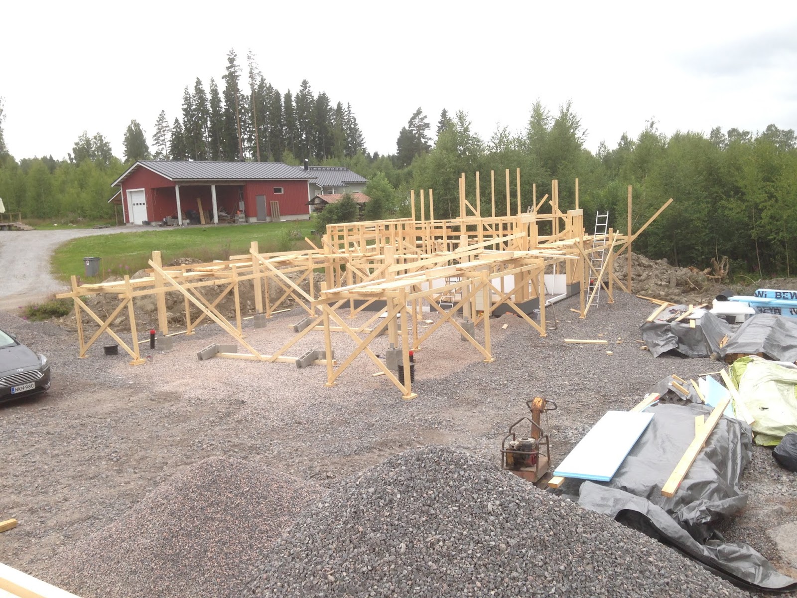 Autotallin runko ja julkisivu