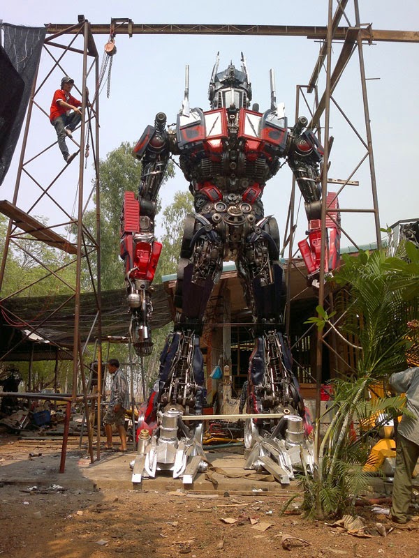 Eyeball News: Artist Creates Life Size Transformers!!!