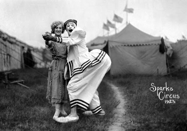 24 Cozy Snapshots of Circus Performers at the Backstage in the 1920s ...