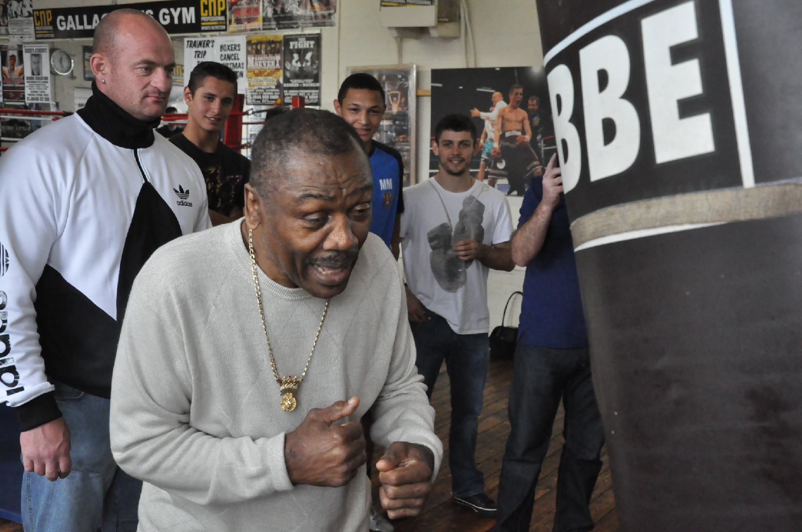 Smokin’ Joe Frazier visits the UK and Gallaghers Manchester Gym ...
