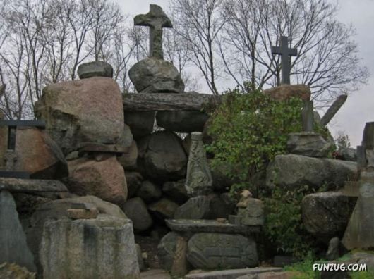 Strider News: Most Unusual Grave