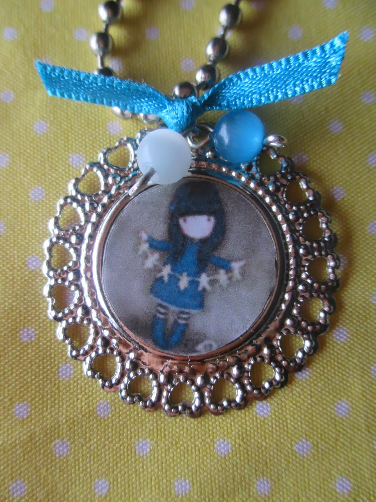 Nuestras Cositas: Col. Gorjuss: Collar turquesa y blanco