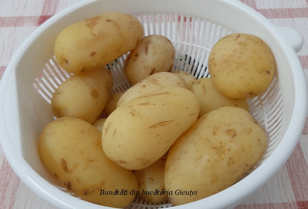 Cartofi noi fierti si prajiti cu sos de usturoi verde si iaurt ...