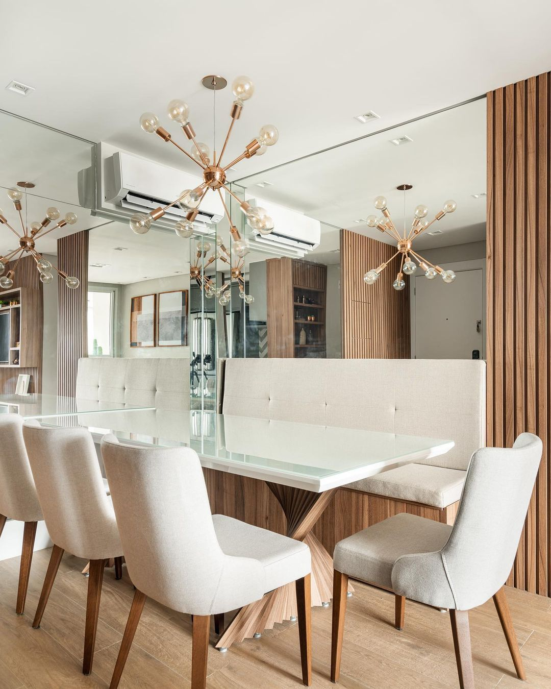 Sala de jantar com canto alemão integrada a cozinha estreita e ...