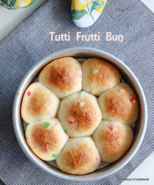Sandhiya's Cookbook: Tutti Frutti Bun | Bakery Style Sweet Bun