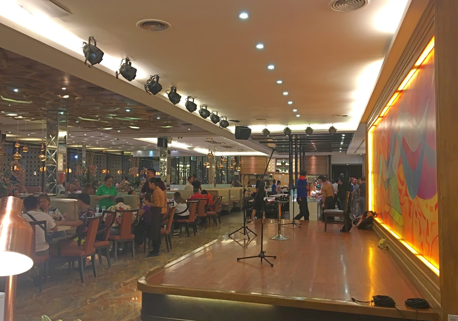 The Bandwagon Chic: The Largest Filipino Buffet Restaurant