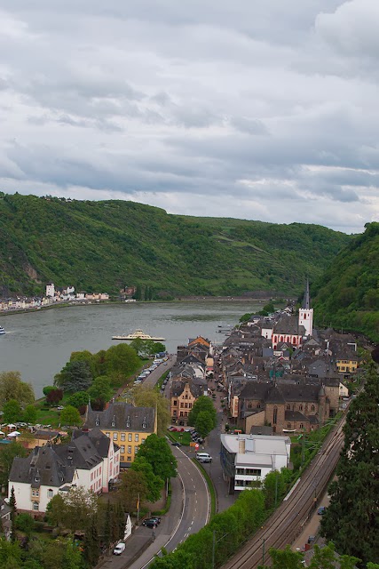 Ploaia de cuvinte: Valea Rinului - siragul de castele