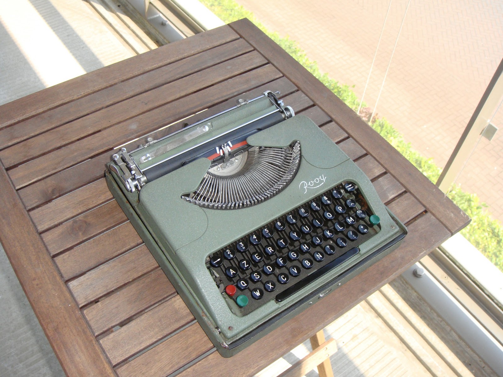 FRANK´S TYPEWRITERS: Rooy Portable typewriter
