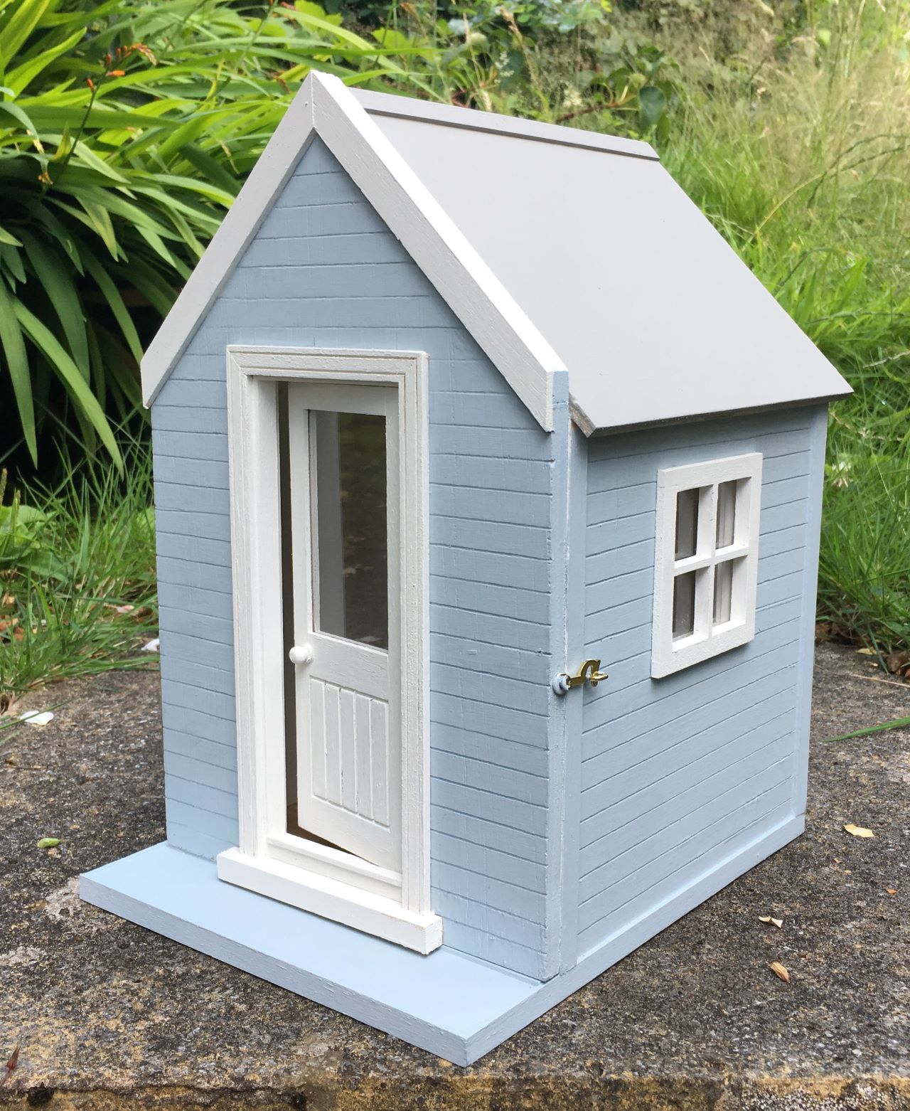 Julie's dolls house blog: 1/12th Scale Beach Hut