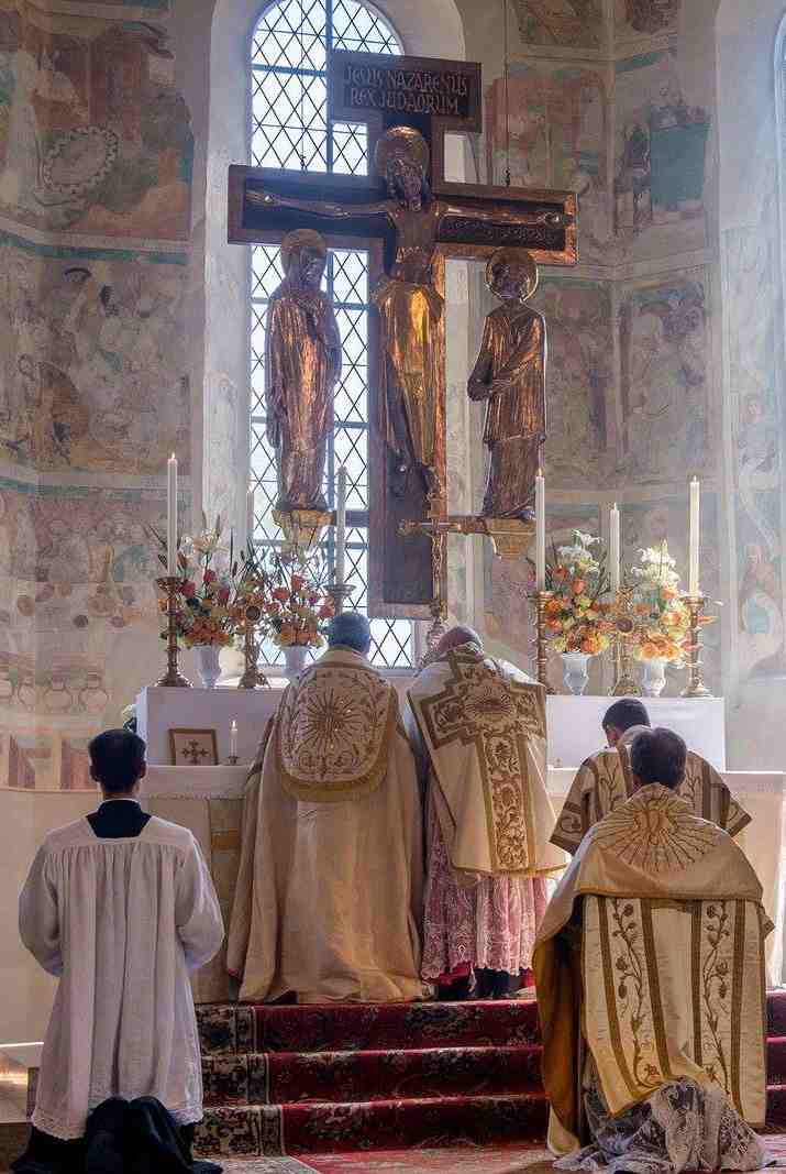 New Liturgical Movement: Mass “Facing the People” as Counter-Catechesis ...