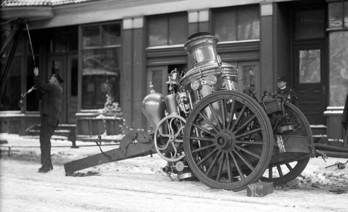 a steam pumper pulled with a Knox tractor | Ultimate of Concours