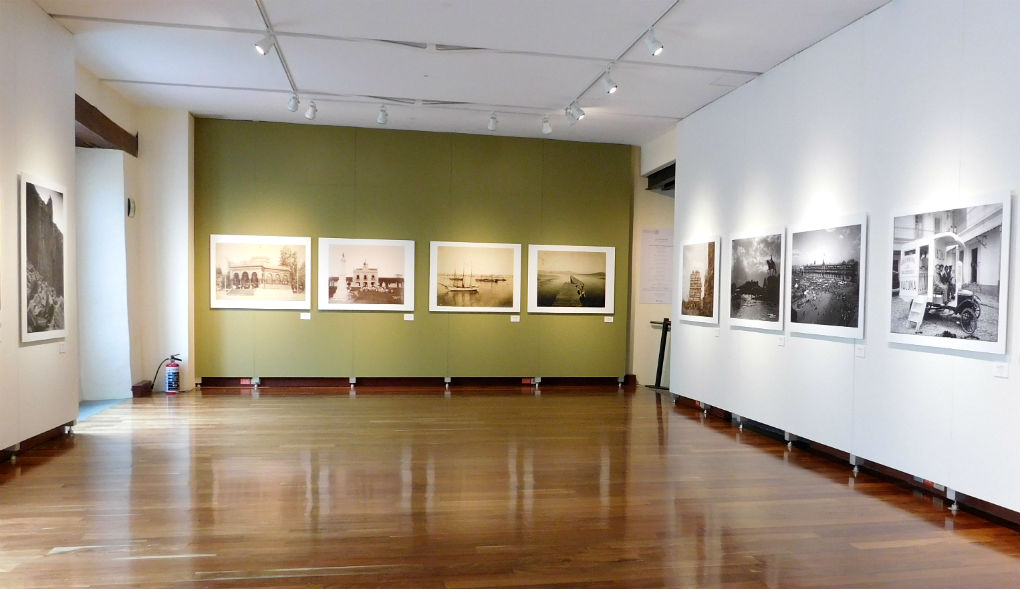 Imágenes en el tiempo. Fototeca Nacional 40 años. ~ Caminando por la Ciudad