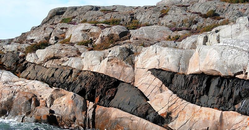 Dolerite Dikes in Koster Islands | Geology In