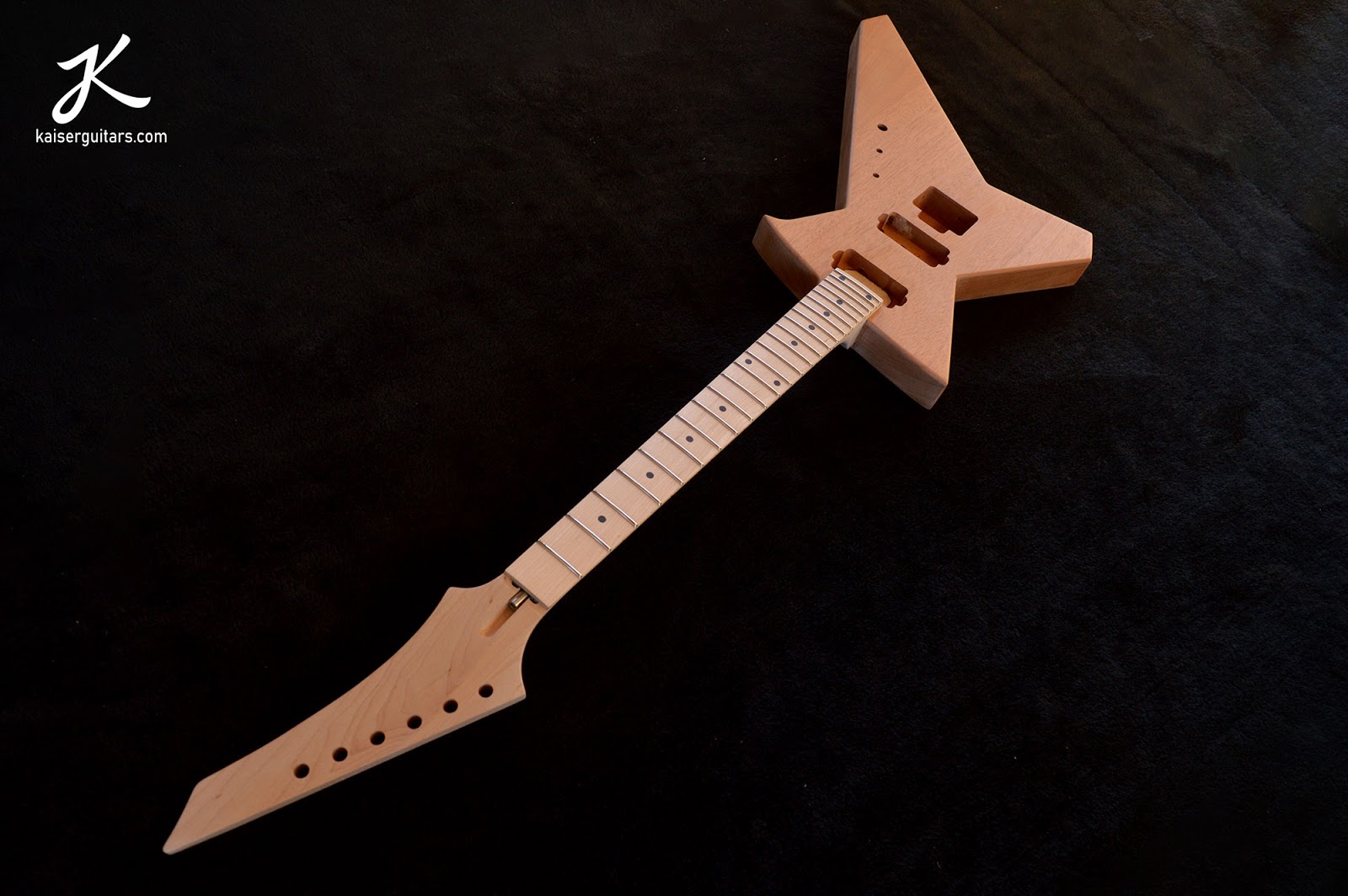 Custom GT - Kaiser Guitars - Corpos e braços usinados em CNC