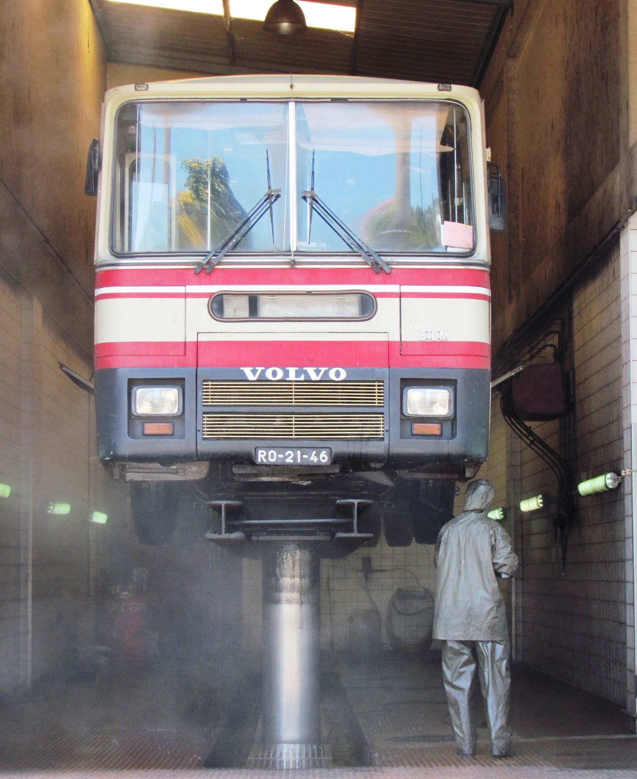 Buses from various cities in the world.: Lavagem de estrada dum B10M