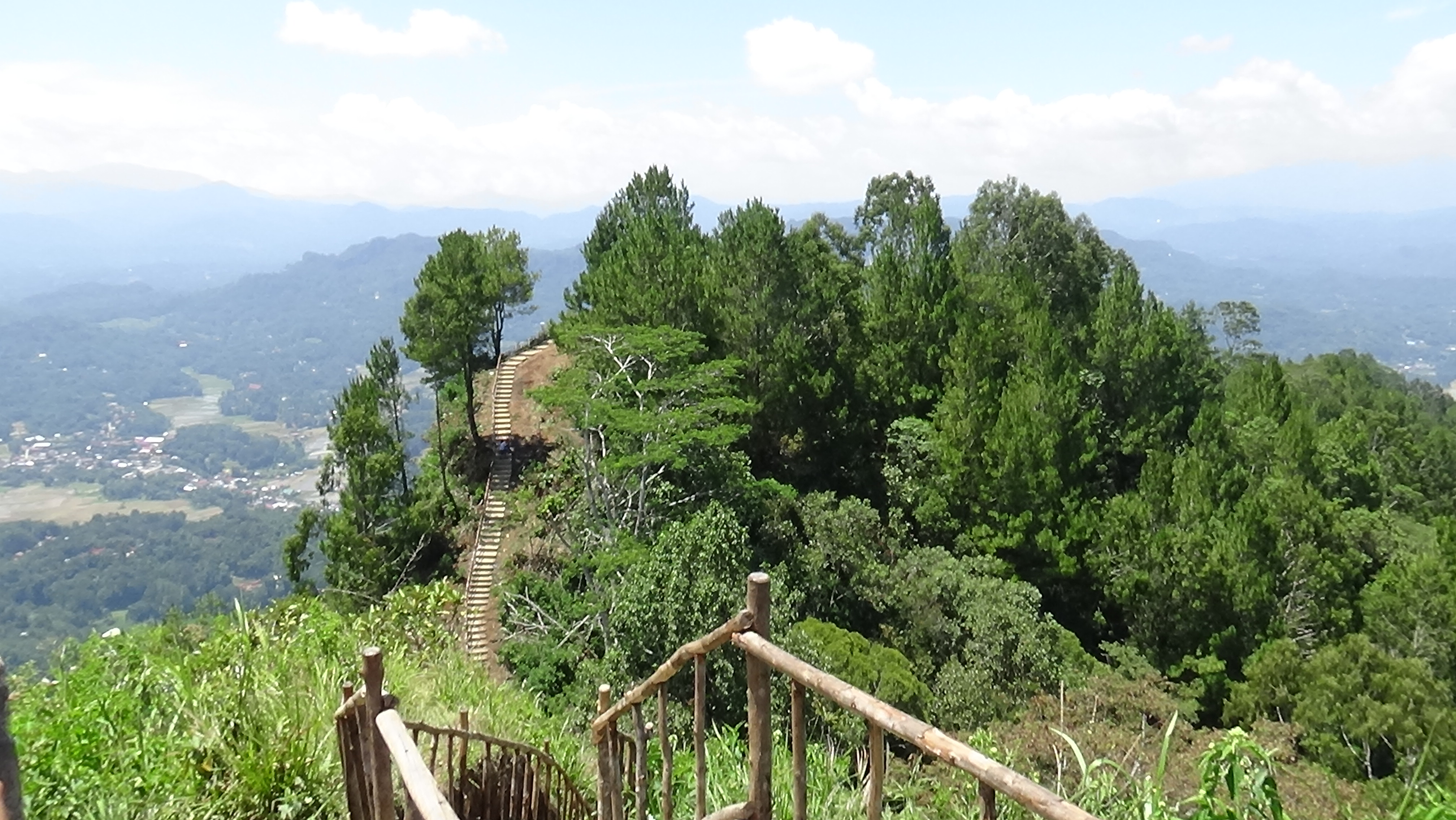 WISATA PUNCAK GUNUNG BUNTU SOPAI TORAJA UTARA, RUTE, TIKET DAN KEUNIKAANNYA