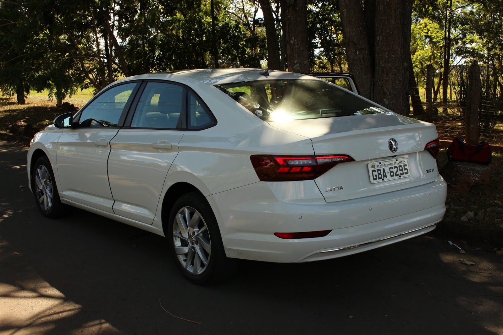 VW Jetta Comfortline 250 TSI: quem precisa do GLi? vídeo