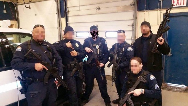 Historia y tecnología militar: Policías en Alaska con AK-47