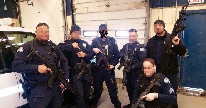 Historia y tecnología militar: Policías en Alaska con AK-47