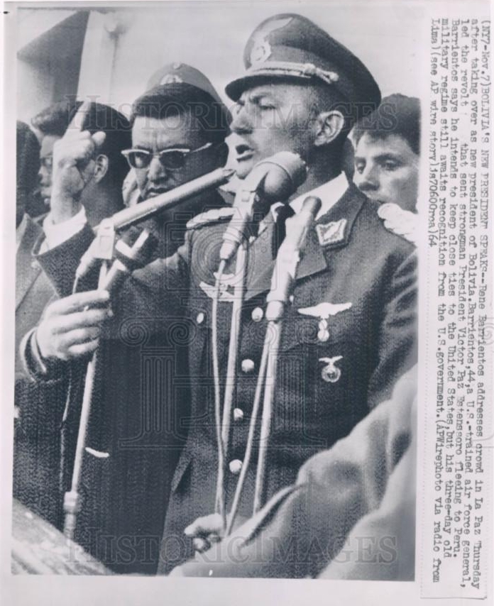 EL DÍA QUE RENÉ BARRIENTOS SE LANZÓ EN PARACAÍDAS PARA CERRAR LA BOCA ...