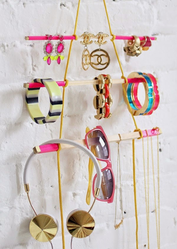 Colgador de accesorios con palitos de madera ~ Mimundomanual