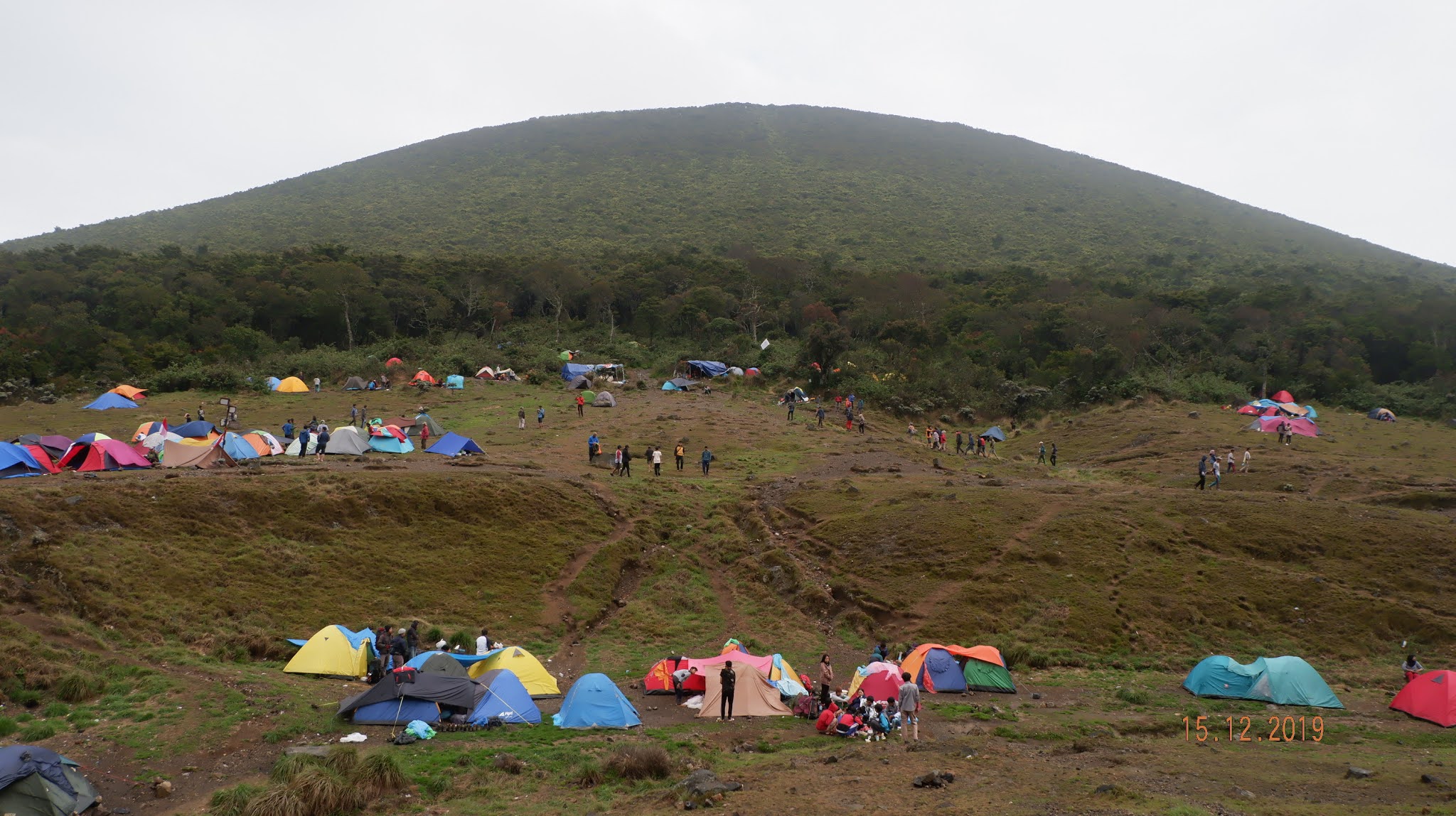 Gunung Gede Bogor Naik via Jalur Putri Menyiksa, Turun via Jalur Cibodas Menyeramkan di Malam Hari