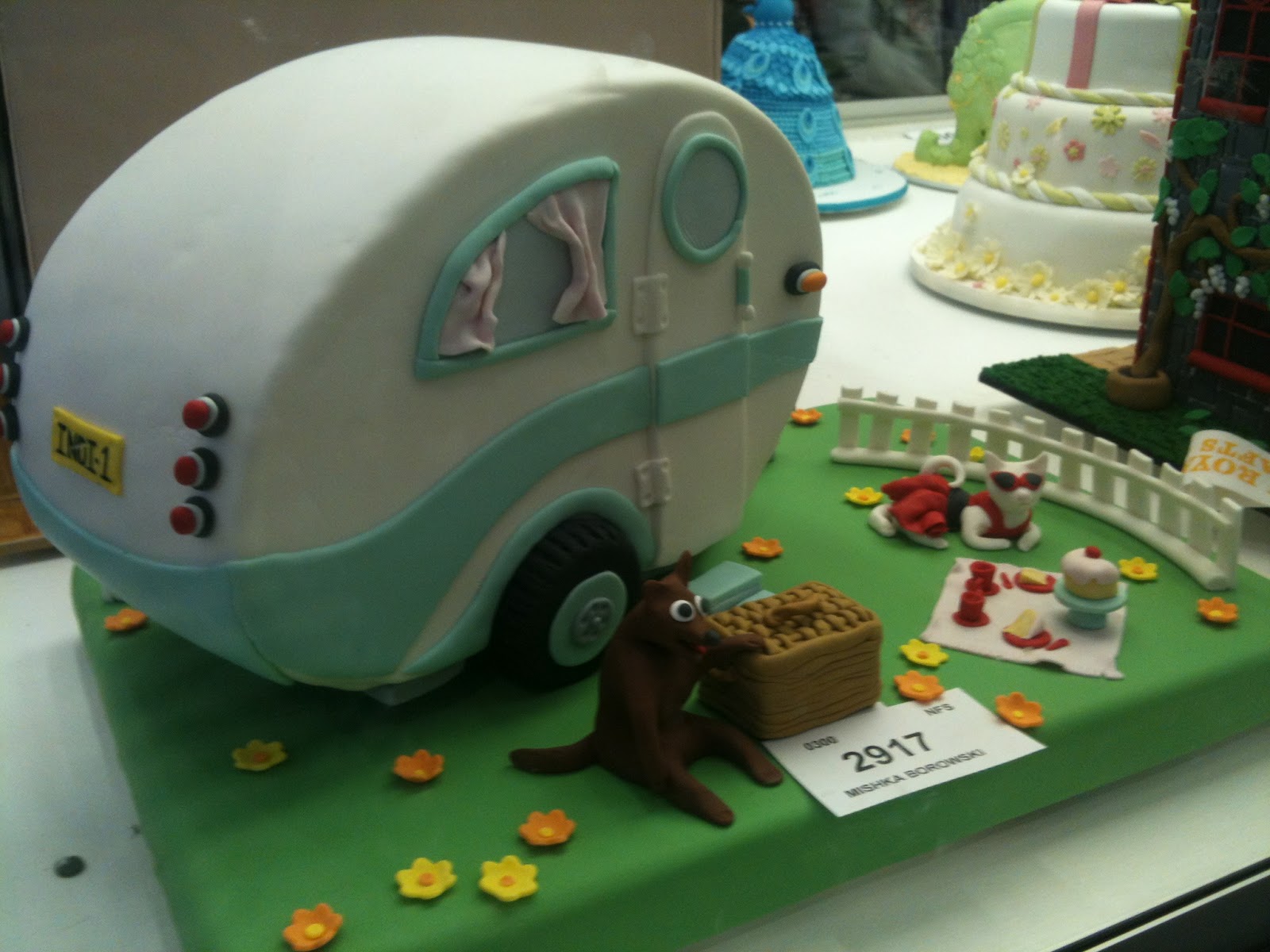 1000+ images about caravan cakes on Pinterest | Caravan, Gypsy caravan ...