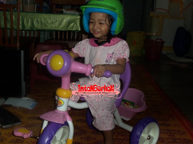 Naik basikal pun pakai helmet..