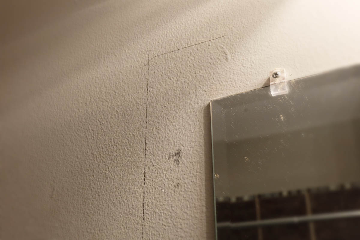 How to DIY: Frame a Wall Mounted Mirror that has Clips. - Flipping the Flip