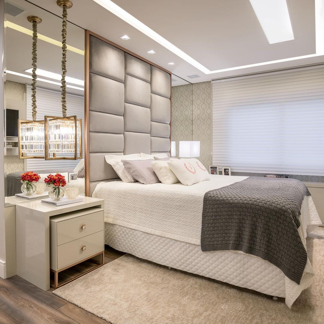 Quarto integrado ao closet com decor contemporâneo cinza, branco e ...