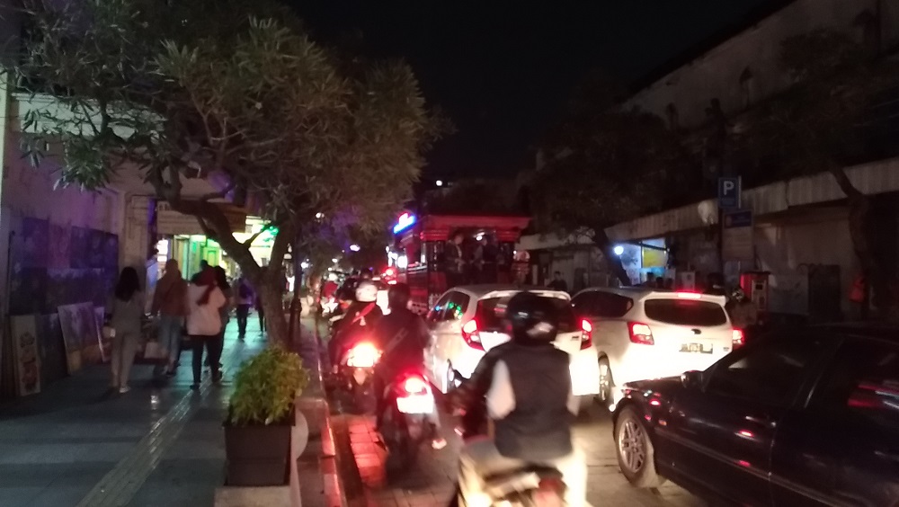 √ Asyiknya Malam Mingguan di Gedogan Coffee House Braga Bandung - Perlu ...