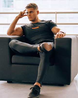 the beauty of male muscle: Richard