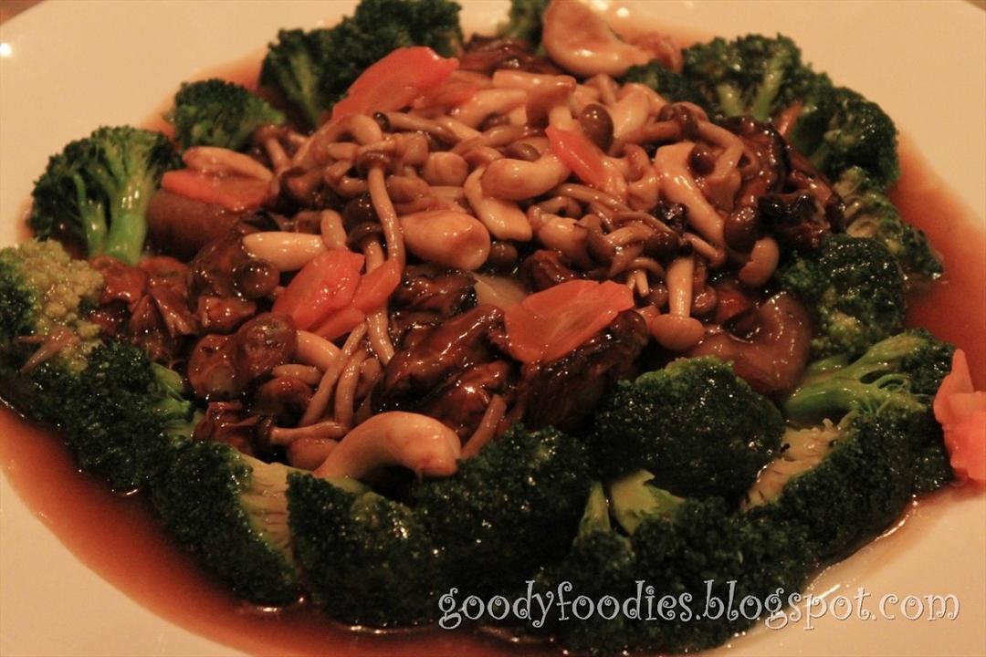 GoodyFoodies: RM888 Dragon Yee Sang @ Toh Yuen Chinese Restaurant ...