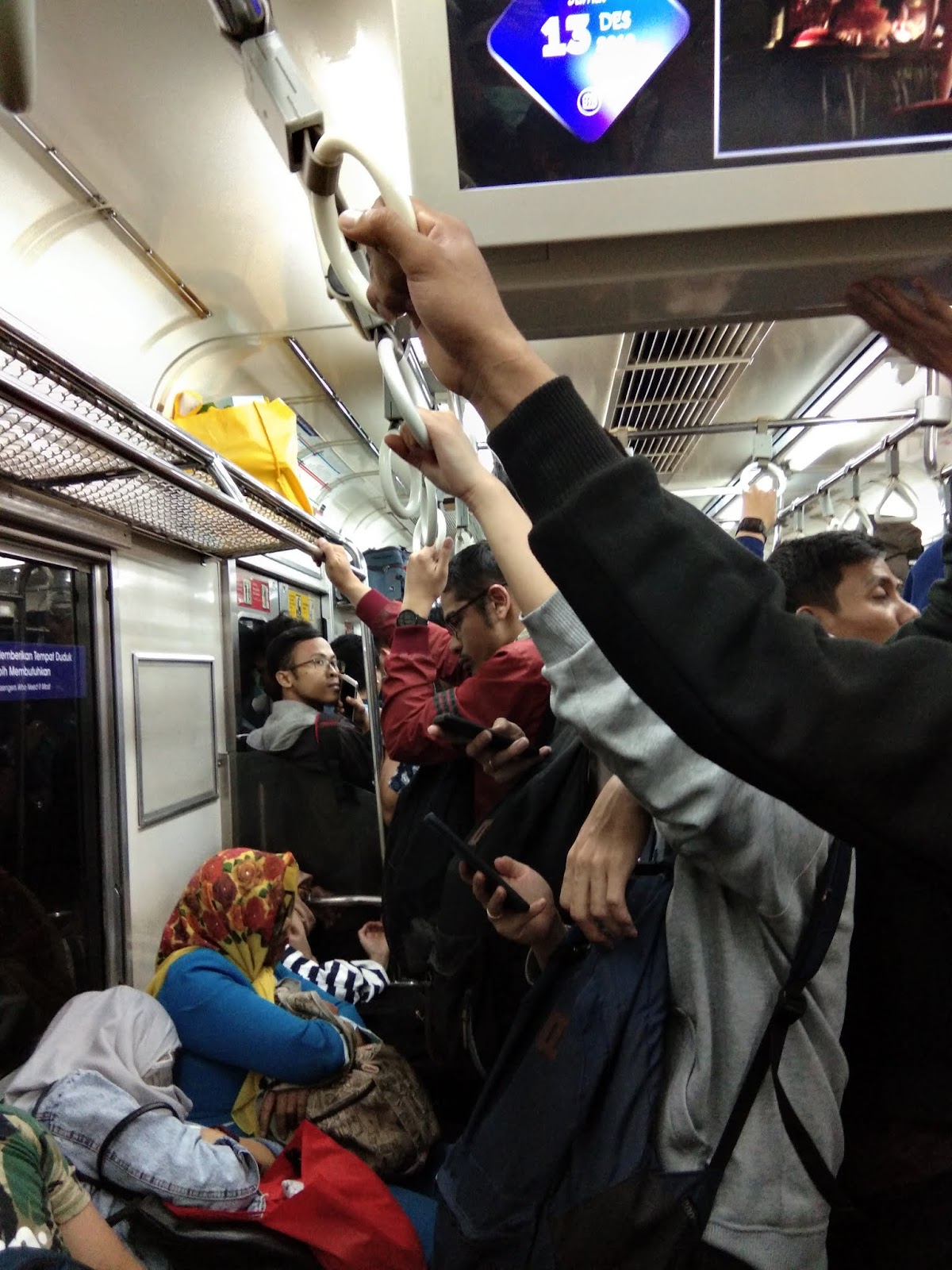 Pengalaman naik KRL (Kereta Rel Listrik) - Blue's Journal