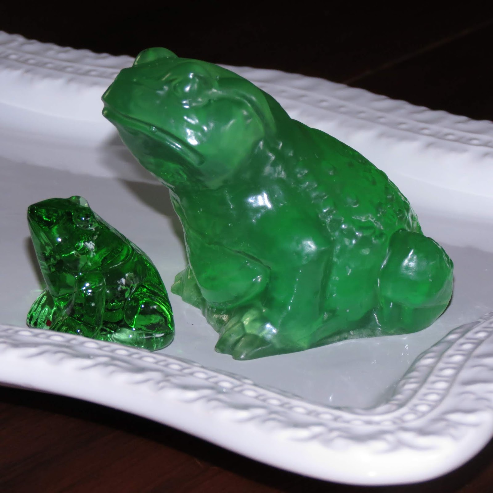 Red Rose Alley: Two Frogs In A Cream Bowl