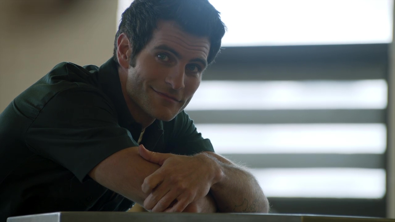 ausCAPS: Alan Powell shirtless in Quantico 3-08 "Deep Cover"