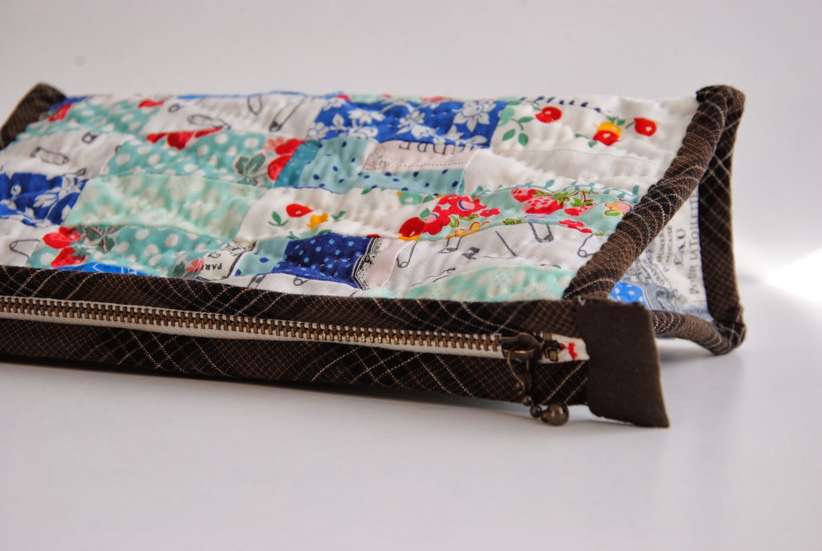 1/4" mark: A new triangle patchwork zippered pouch