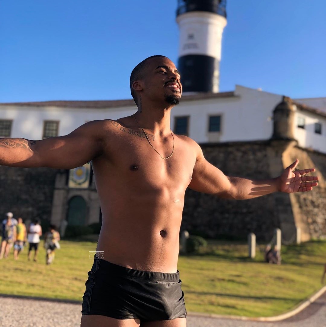 Cantor baiano Lucas Arcanjo posta foto de sunga e choca seguidores ...