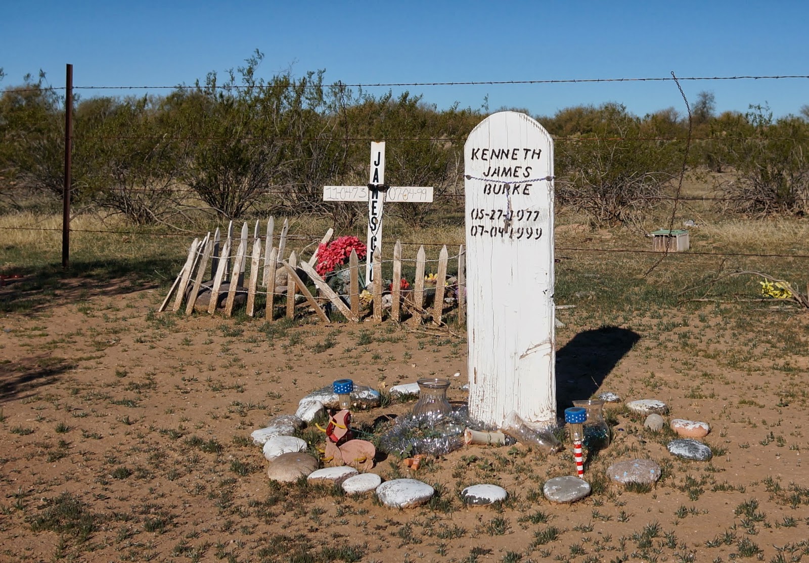 photos A6000: roadside memorials