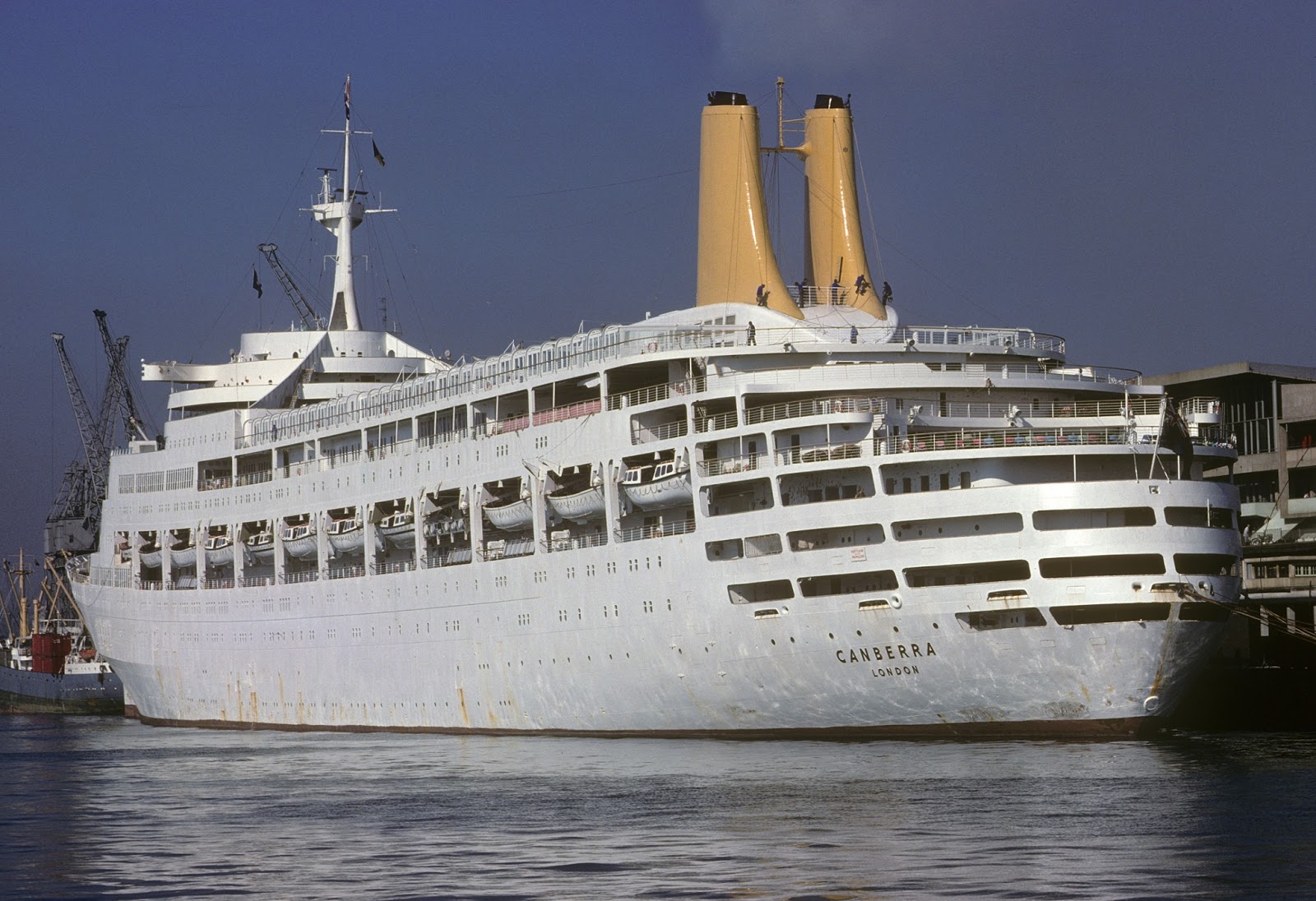 SHIPS & THE SEA - BLOGUE dos NAVIOS e do MAR: CANBERRA in Durban March 1979