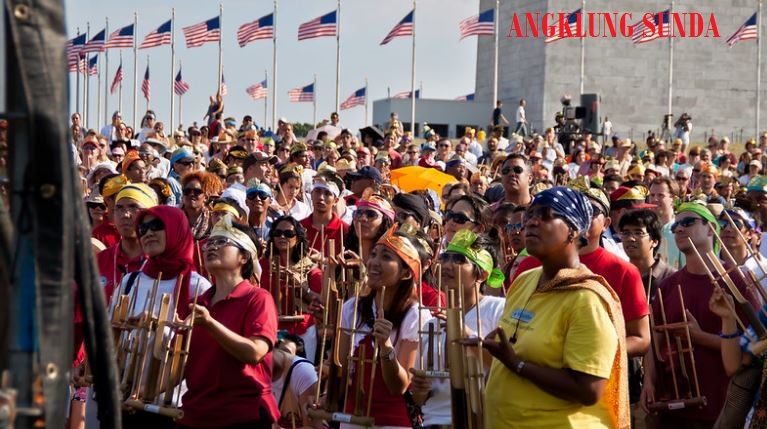 Angklung, Musik Tradisional Khas Jawa Barat yang Mendunia - Aneka Budaya