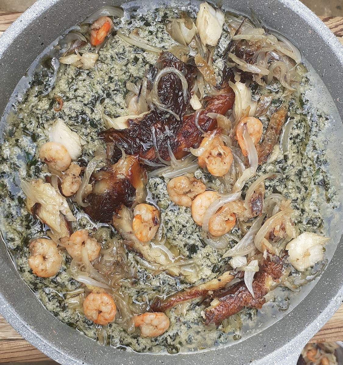 Ndole à la viande de bœuf fumé, morue et crevette.