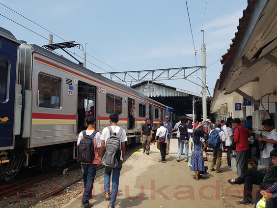 Naik Commuter Line ke Rangkasbitung - sukasukadee