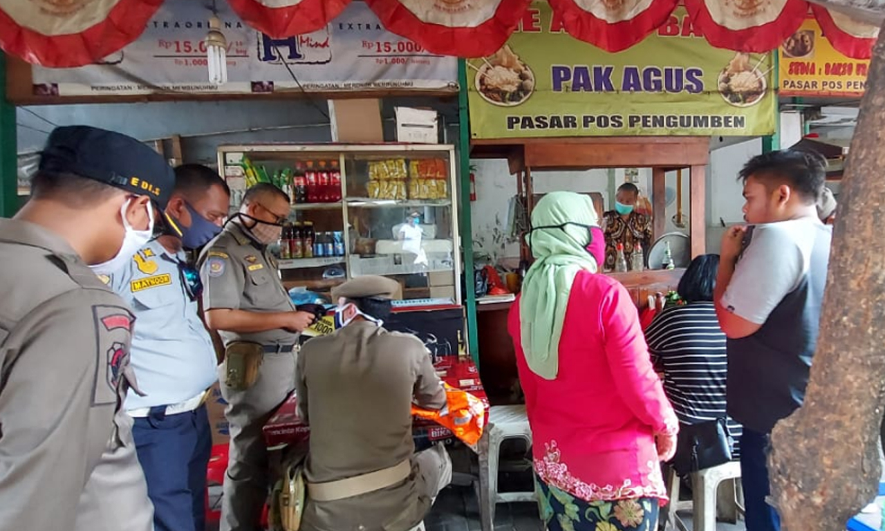 Satpelhub Kebon Jeruk Bersama Tiga Pilar Berikan Sanksi Pelanggar PSBB ...
