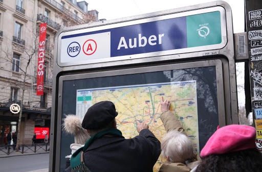 "S" obéit et "R" agit: Auber