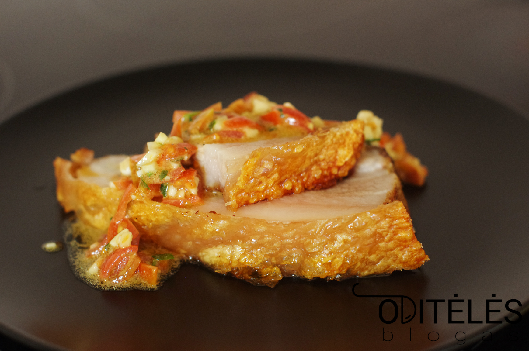 Oditėlės blogas: ORKAITĖJE KEPTA KIAULIENOS ŠONINĖ SU TRAŠKIA PLUTA